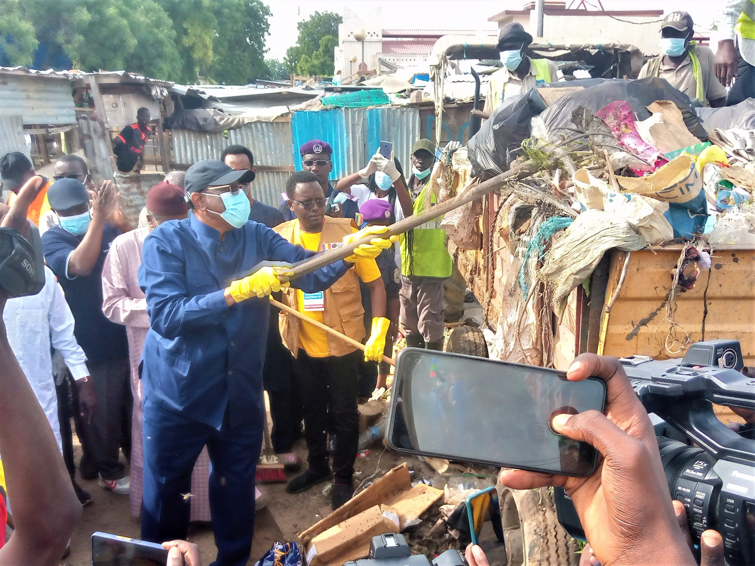 Let’s do it Chad et la Mairie centrale nettoient le Grand marché ...