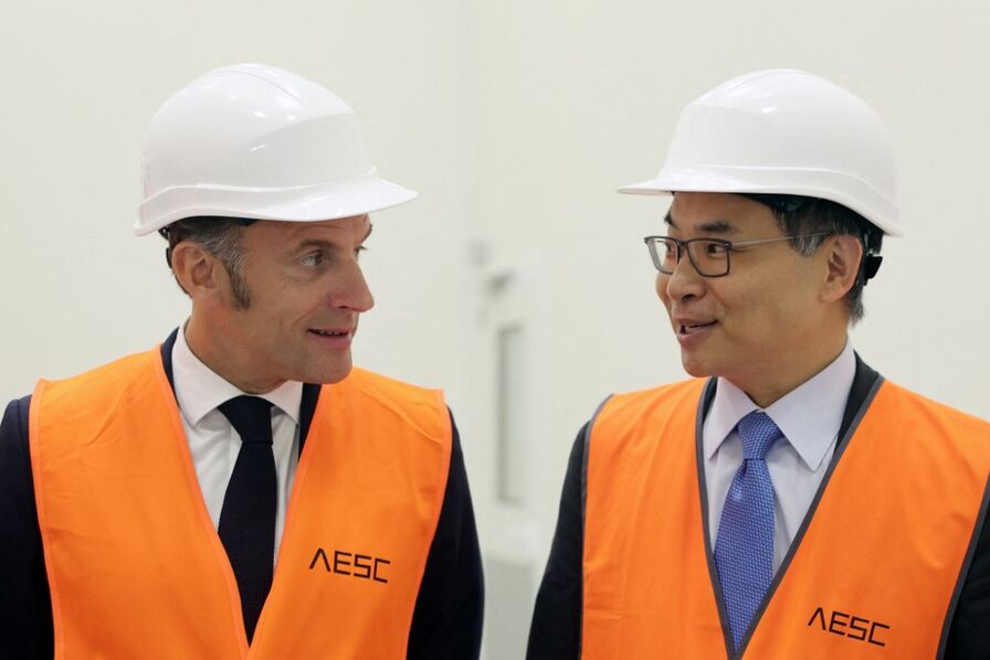 France : Macron émerveillé par l’usine Gigafactory AESC à Douai ...